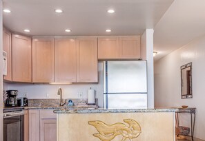 Apartamento em Condomínio Fechado, 1 quarto | Cozinha privada | Uma cafeteira/bule, um frigorífico, um forno, uma torradeira 