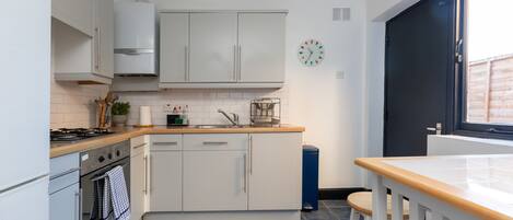 Apartamento básico, 1 cama de casal e sofá-cama | Cozinha privada | Geladeira, micro-ondas, fogão, cooktop