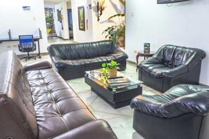 Secretária, secretária adequada para computadores portáteis 