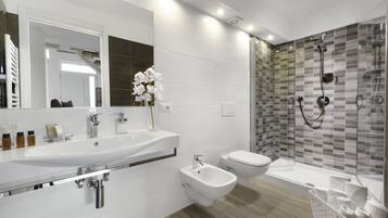 Apartamento, pátio | Casa de banho | Um polibã, artigos de higiene pessoal grátis, um secador de cabelo
