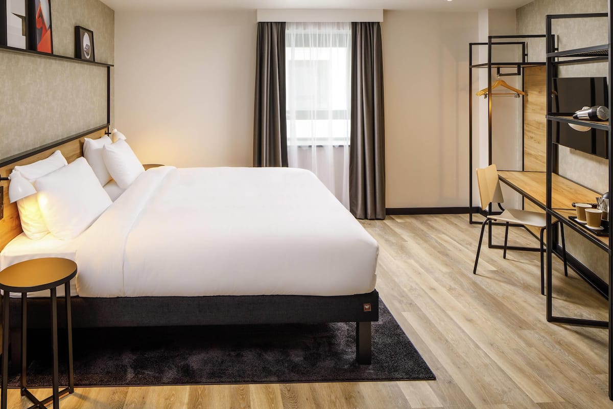 Quarto Familiar, 1 cama de casal e sofá-cama | Secretária, Wi-fi grátis, roupa de cama fornecida