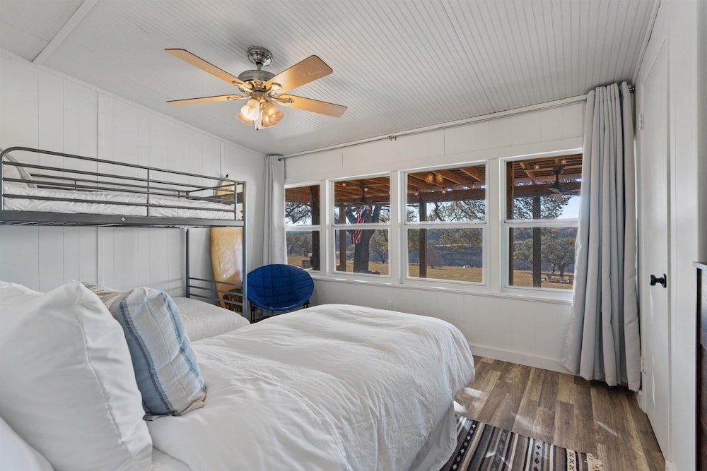 Cozy Cottage On Flat Creek - 5 Min From Flat Creek Winery! - Spicewood, TX