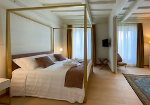 Suíte júnior | Cofres nos quartos, escrivaninha, cortinas blackout