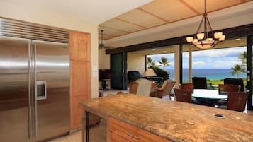 Apartamento em Condomínio Fechado, 2 quartos | Cozinha privada | Um frigorífico, um forno, uma cafeteira/bule