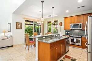 Apartamento em Condomínio Fechado, 2 quartos | Cozinha privada | Um frigorífico, um forno, uma máquina de lavar louça 