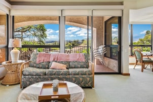 Apartamento em Condomínio Fechado, 1 quarto | Sala de estar | Smart TV