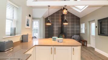 Geladeira, lava-louças, chaleira elétrica, torradeira