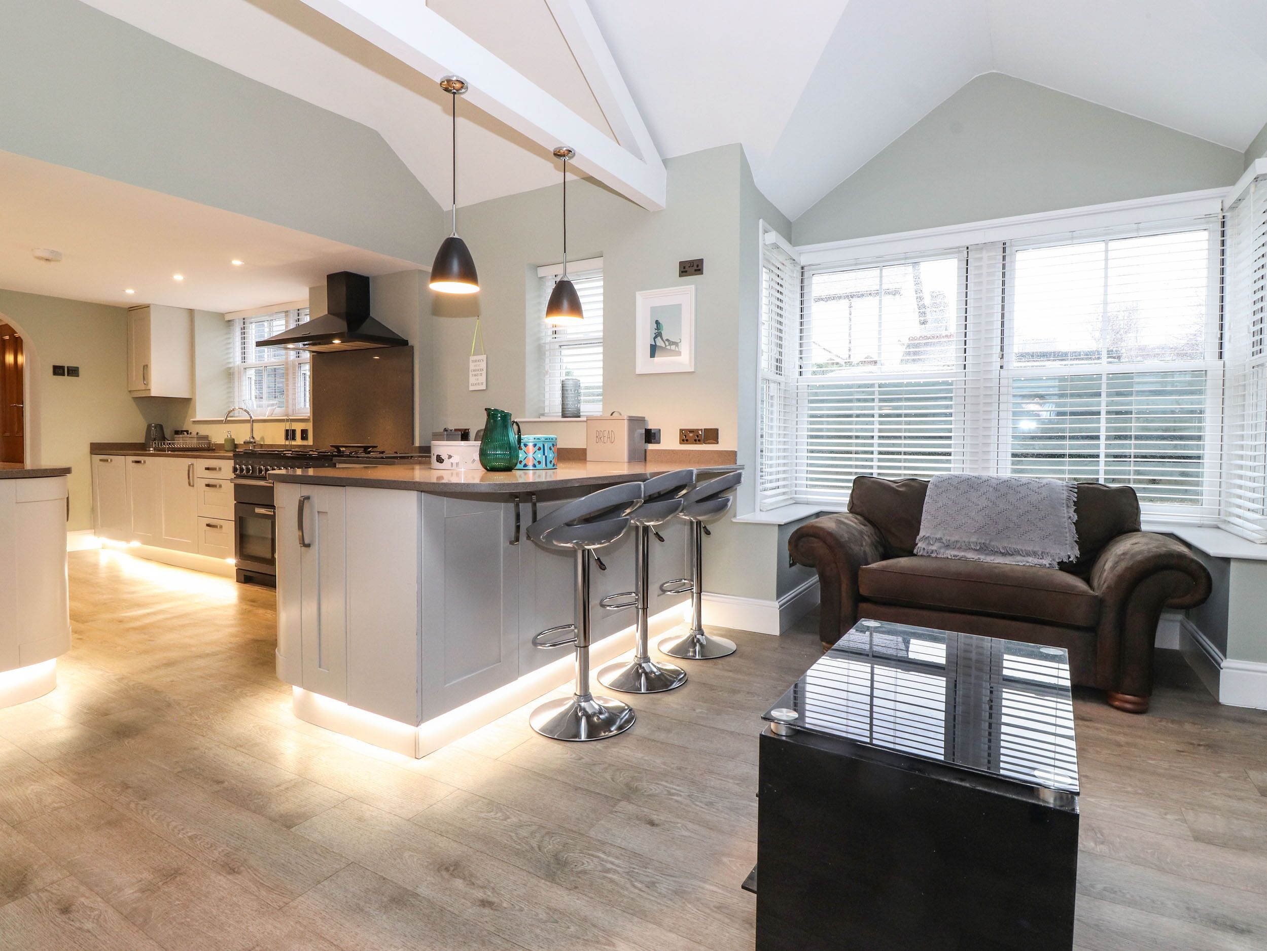 Um frigorífico, uma máquina de lavar louça, uma chaleira elétrica 