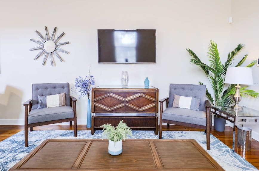 Chic Condo W Tranquil Backyard Patio 3br-2ba - 메타리