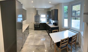 Apartamento, várias camas | Cozinha privada | Um micro-ondas, um forno, uma placa de cozinha, uma chaleira elétrica