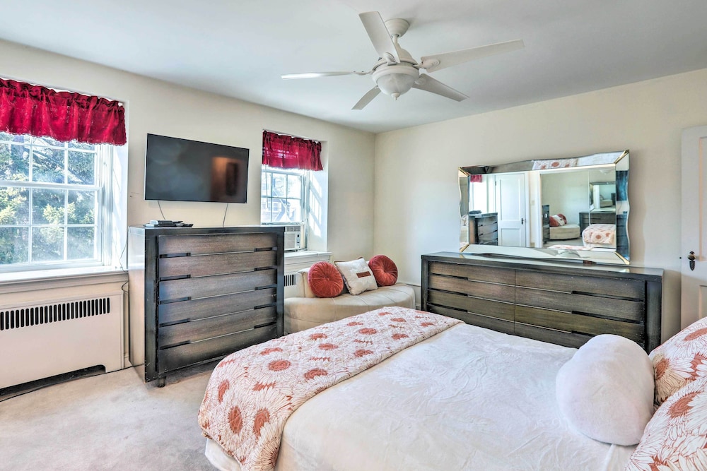 Townhome w/ Porch, 7 Mi to Lincoln Financial Field - Yeadon | Vrbo