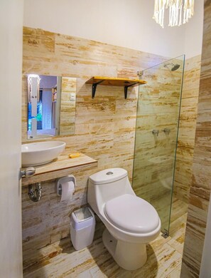 Banheira, secador de cabelo (mediante solicitação), piso aquecido 