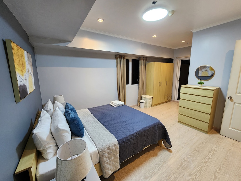 New! Stylish 2 BR in BGC - Fast Wi-fi 58" UHD TV - Taguig | Vrbo