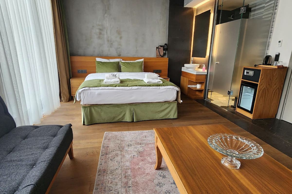 Suite Room | Roupa de alta qualidade, minibar, cofre no quarto