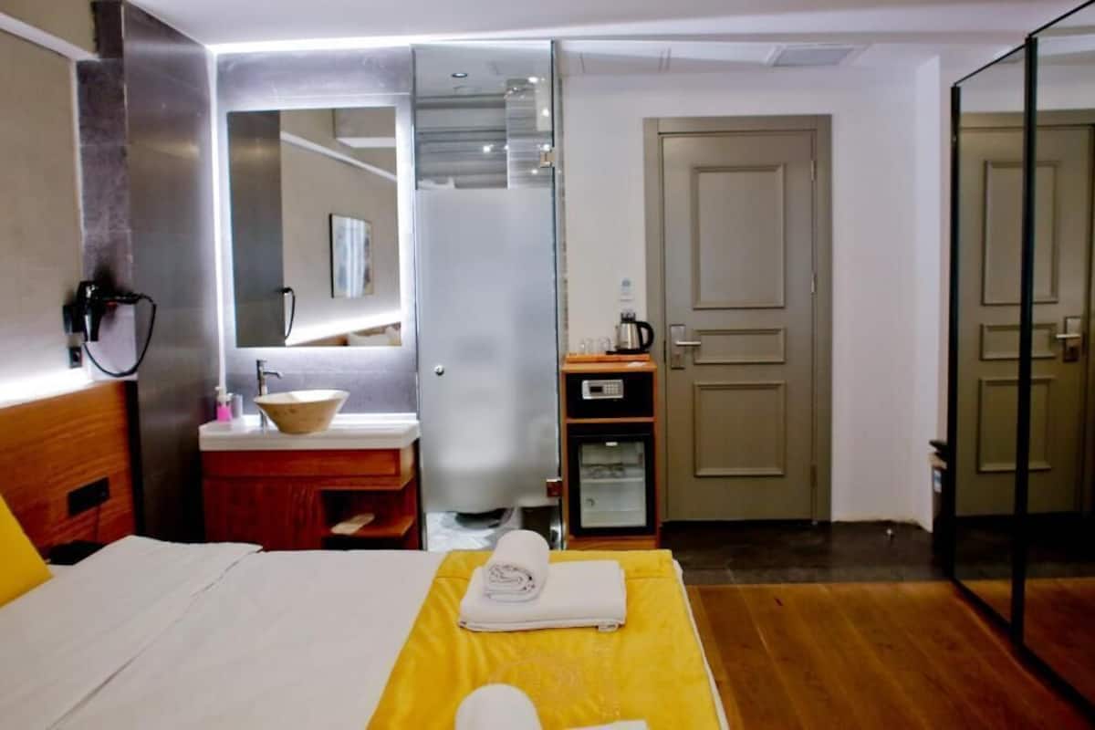 Quarto Júnior | Roupa de alta qualidade, minibar, cofre no quarto