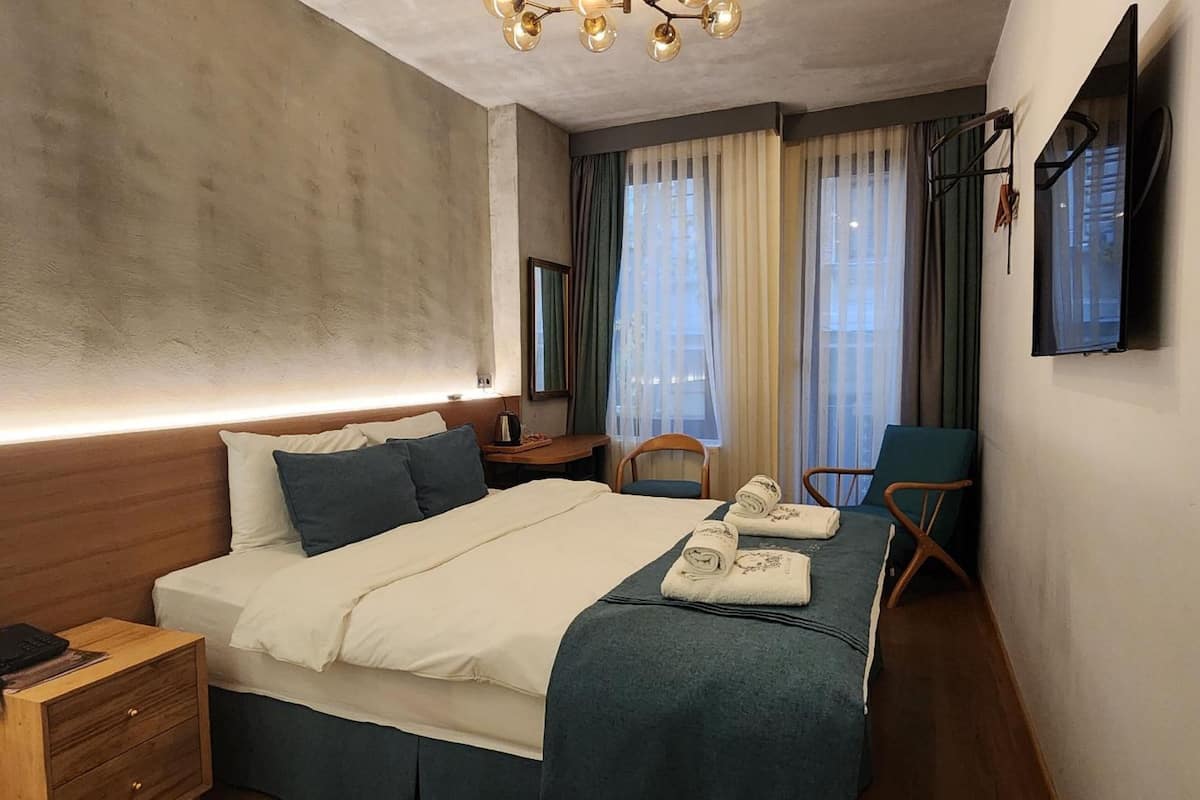 Quarto Standard | Roupa de alta qualidade, minibar, cofre no quarto