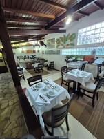 Café da manhã com buffet grátis todos os dias