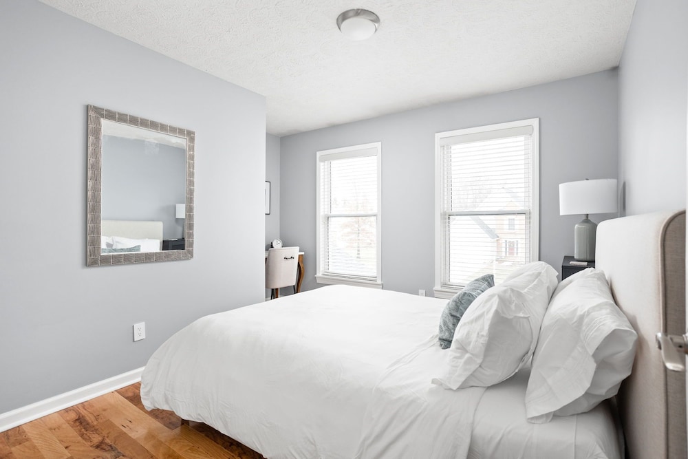 Stylish Comfort And Hot Tub At Clay Terrace - Noblesville, IN
