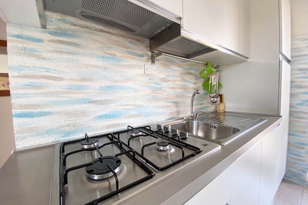 Geladeira grande, micro-ondas, fogão, cooktop