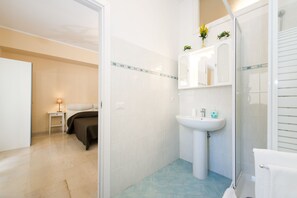 Apartamento Executivo | Casa de banho | Um polibã, um secador de cabelo, um bidé, toalhas fornecidas
