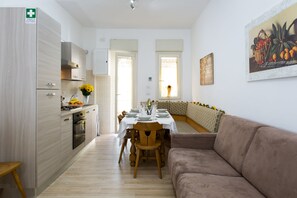 Apartamento Executivo | Sala de estar | Televisor de ecrã plano de 46 polegadas com canais digitais, televisor