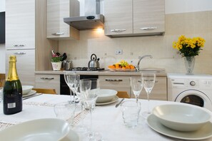 Apartamento Executivo | Cozinha privada | Um micro-ondas, um forno, uma placa de cozinha, moinho de café