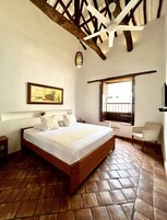 Quarto casal design, 1 cama King, acessível para pessoas com deficiência física, suíte | Roupas de cama premium, edredons de pluma, camas com colchões pillow-top