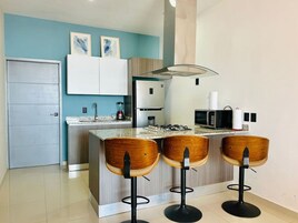 Apartamento Comfort | Cozinha privada | Um frigorífico/congelador grande, um micro-ondas, liquidificador 