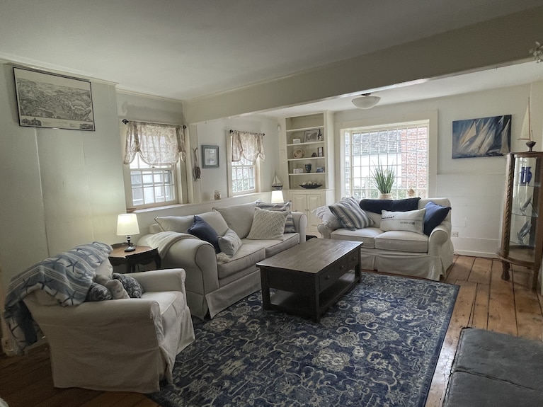 Large Charming Historic House Close To Beaches - Connecticut