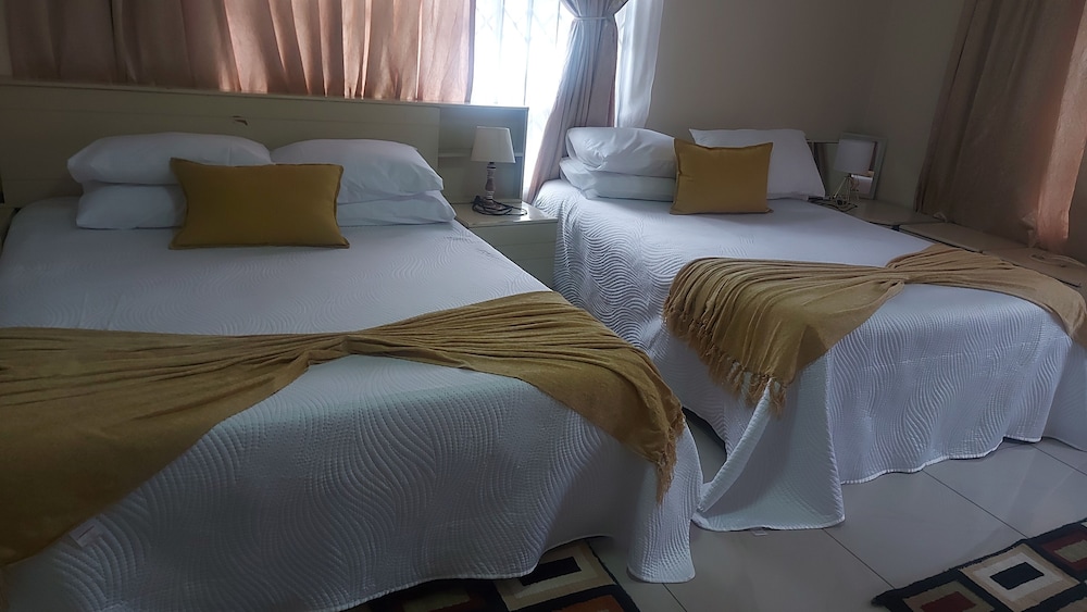 Family House Spacious Rooms And Yard Close To Mont Aux Sources, Hiking Places - Phuthaditjhaba