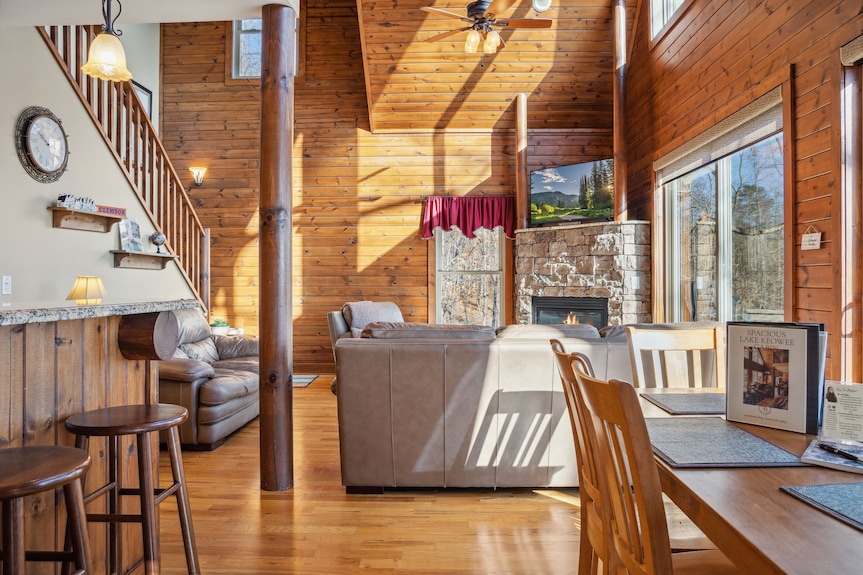 Spacious Lake Keowee Cabin With Boat Slip Access - South Carolina