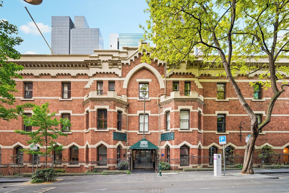 Gordon House Apartments - Flinders Street Railway Station - Melbourne