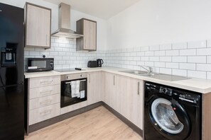 Apartamento, 1 cama Queen | Cozinha privada | Geladeira, micro-ondas, fogão, cooktop