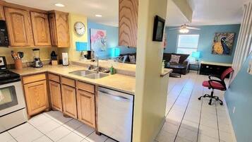 Apartamento, 1 quarto | Cozinha privada | Geladeira, fogão, cafeteira/chaleira, torradeira