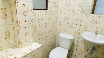 Quarto Duplo Básico | Casa de banho | Toalhas fornecidas