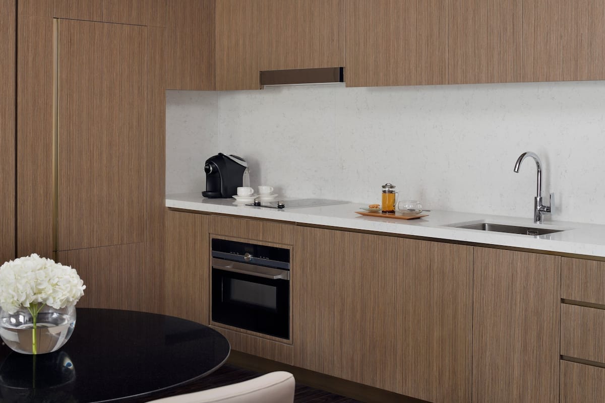 Minibar, cofre com capacidade para portátil, secretária