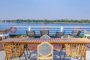 Terraço com espreguiçadeiras