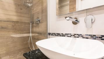 Quarto Duplo Deluxe, varanda | Casa de banho | Um polibã, um chuveiro fixo, artigos de higiene pessoal grátis