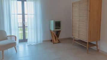 Quarto Duplo Deluxe, 1 cama king-size, vista para as vinhas | Minibar, com decoração personalizada, com mobília individualizada