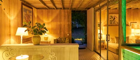 Suíte estúdio superluxo, 1 cama Queen | Área de estar | TV de tela plana 44 polegadas com canais via satélite, TV