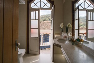 Suite Henrique Honore Dumont | Casa de banho | Um polibã, um chuveiro fixo, produtos de higiene exclusivos