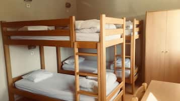 Quarto com beliche, guarda-roupa de madeira e uma mesa.