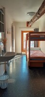 Cortinas blackout, quartos à prova de som, Wi-Fi de cortesia