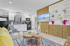 Apartamento Deluxe | Cozinha privada | Um frigorífico/congelador grande, um micro-ondas, um forno 