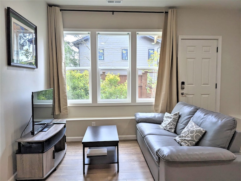 Cozy Two Bedroom In Quiet Neighborhood - 埃德蒙茲