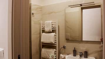 Casa de Férias Executiva | Casa de banho | Um polibã, um chuveiro fixo, um secador de cabelo, um bidé
