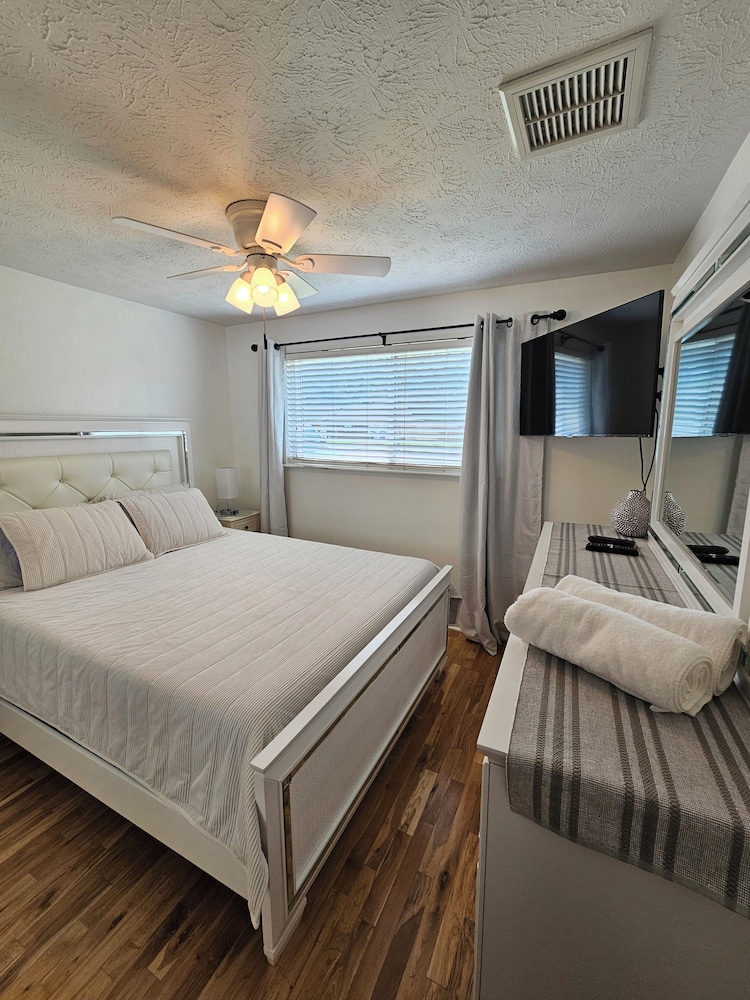 Entire House 3/2 Great For Family And Friends - Jacksonville, FL