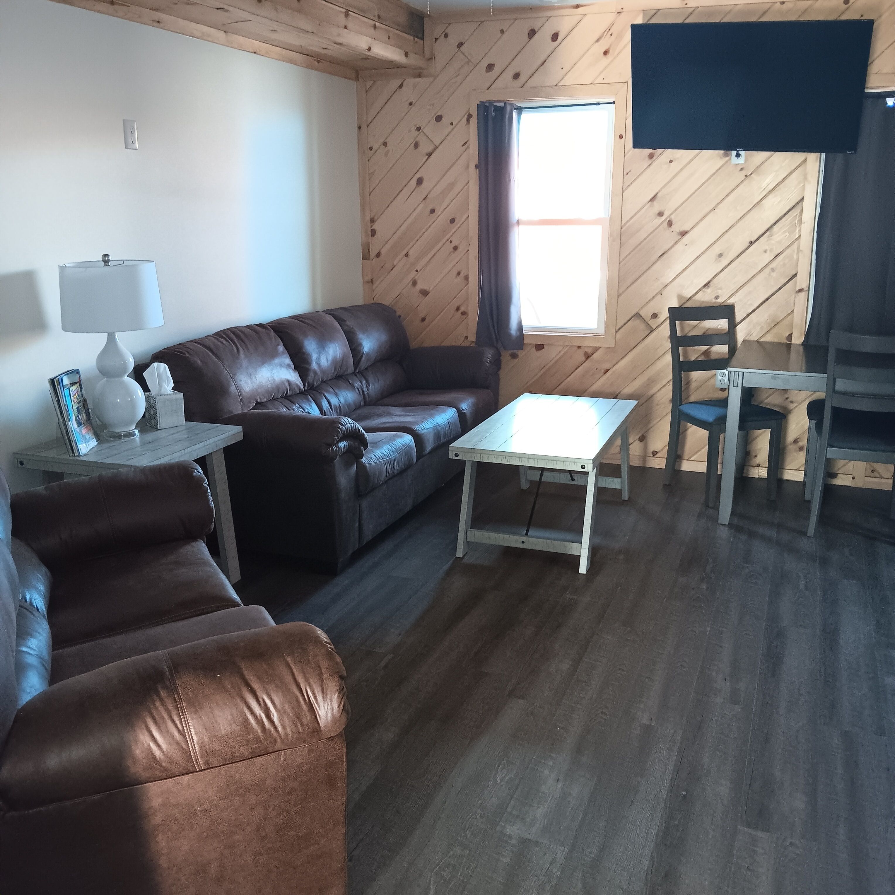 Unplug And Unwind At This Cottage On Lake Erie Bluff - Geneva-on-the-Lake, OH