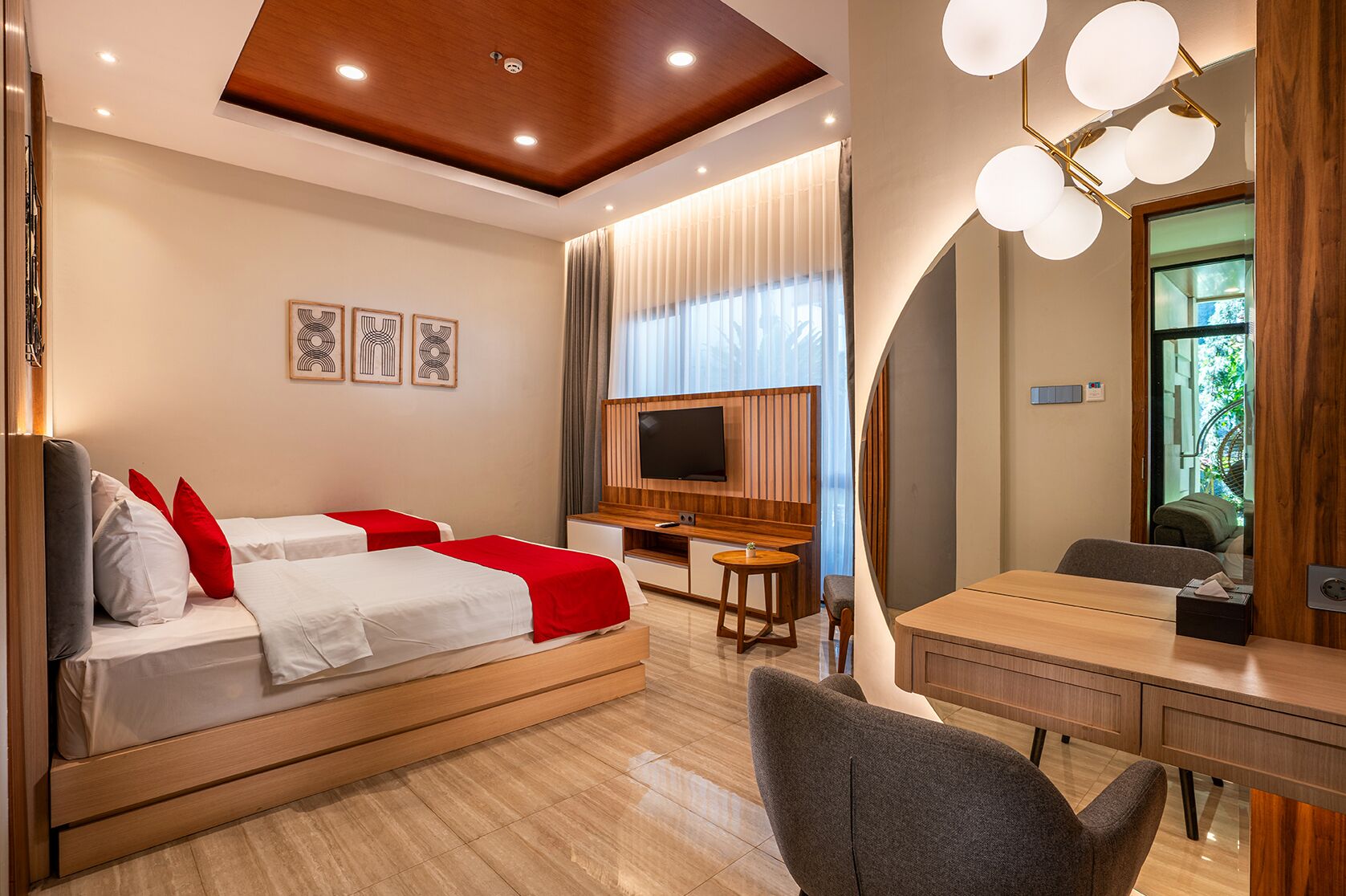 Quarto de hotel moderno com cama, escrivaninha, poltrona, televisão e uma grande janela.