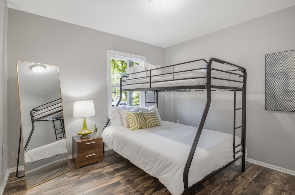 Retro Resort Inspired Home 7 Min From Dt Raleigh - Raleigh, NC